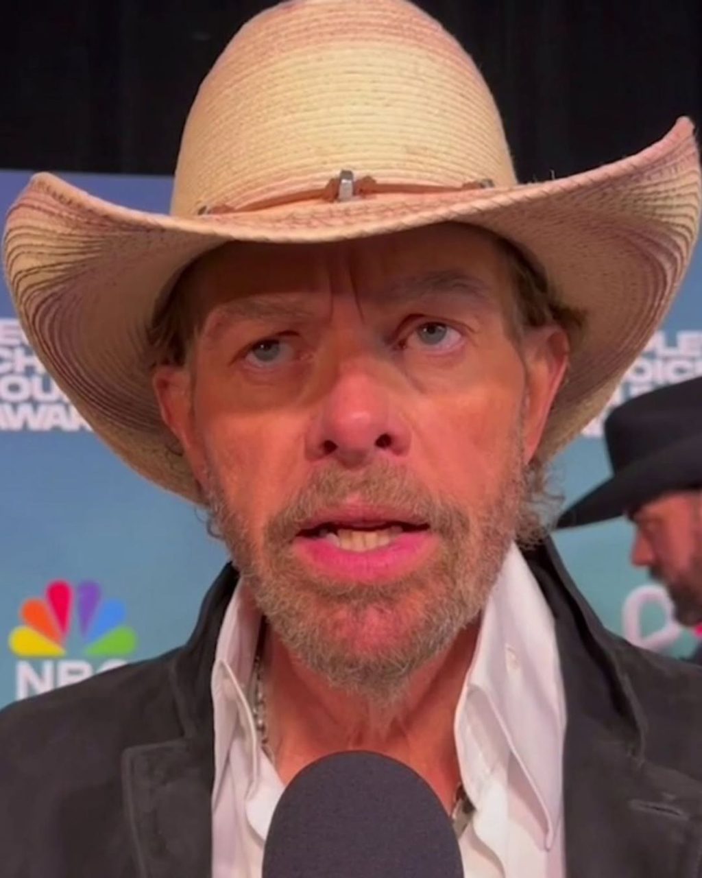 “THE MOMENT TOBY KEITH LOOKED INTO THE CAMERA… AND MILLIONS WENT SILENT ...